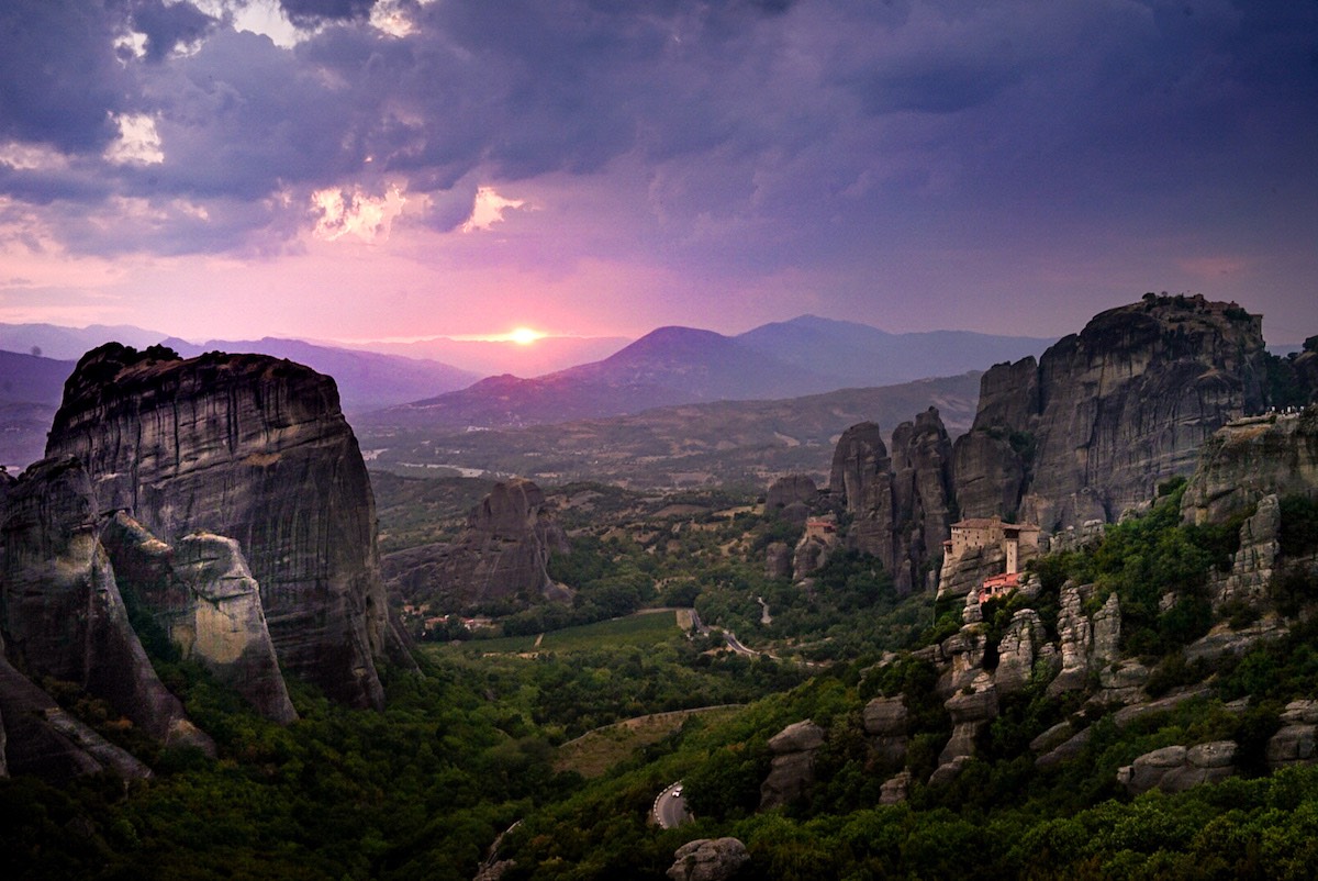 Monasterio De Meteora Al Atardecer En Grecia